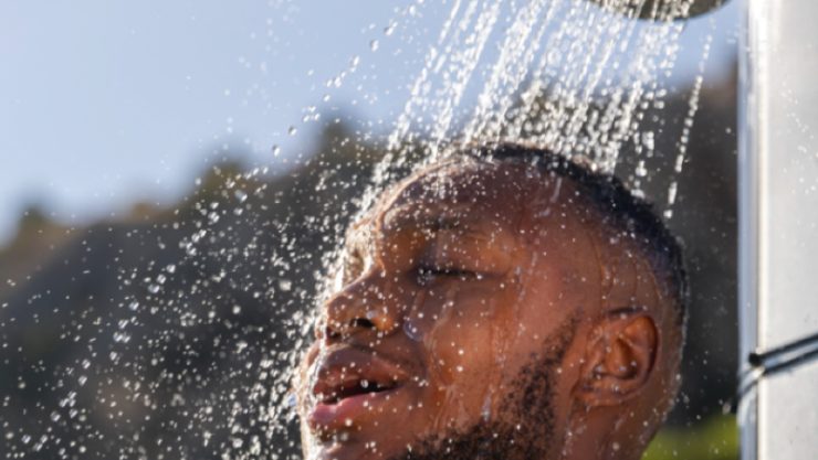 Est-ce qu'il vaut mieux se doucher le soir ou le matin